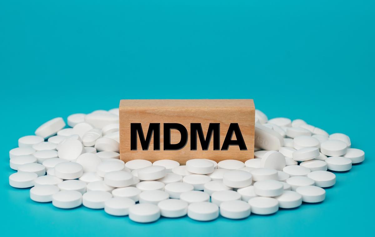 Welche Gefahren bestehen beim Mischen von MDMA und Alkohol?